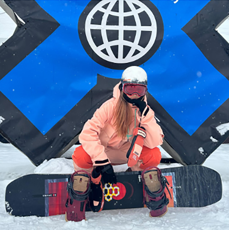 スノーボードを始めて3年 タイ出身の美人ボーダーMonaちゃんを支えて来たSANDBOXヘルメット | 日本一わかりやすいスノーボードサイト ...