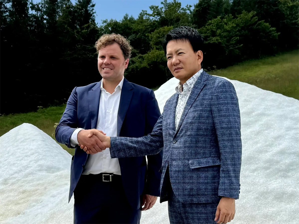 真夏の猛暑を吹き飛ばす！「SNOWMAX」スノーマシン、菅平高原で圧巻のデモンストレーション開催 | 日本一わかりやすいスノーボードサイト ...